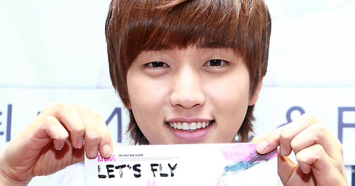 [포토엔]B1A4 산들 '제 사인 CD 어때여?'