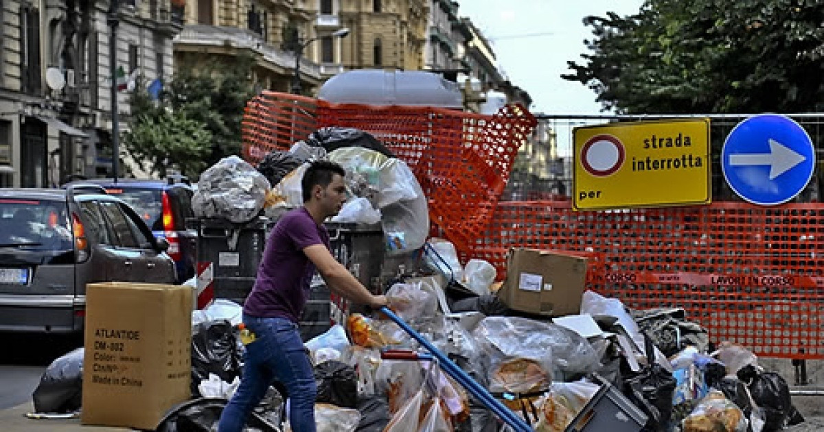 ITALY NAPLES WASTE
