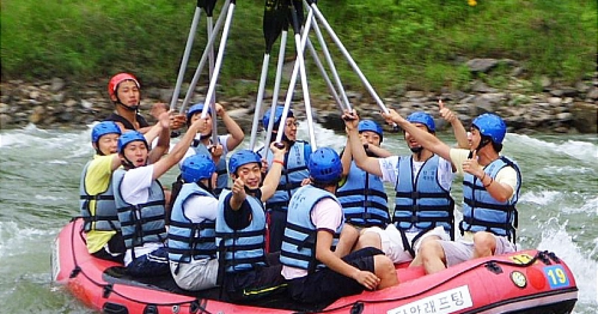기암절벽 남한강 물길 9km..단양 래프팅 인기