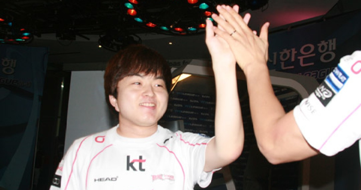 [PO] KT, 4저그 앞세워 먼저 웃었다