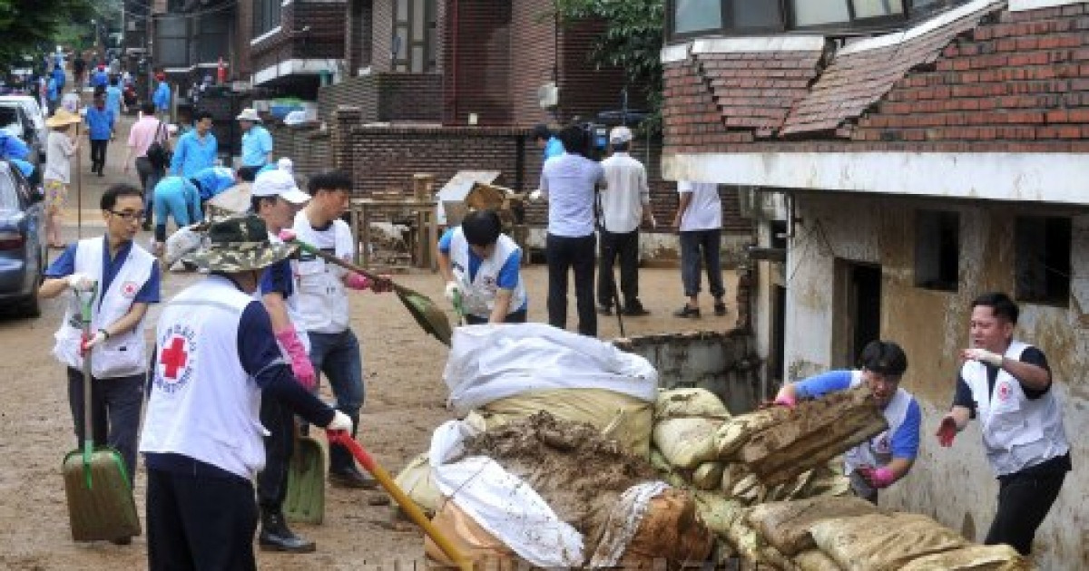 Citizens flock to aid rain-hit areas