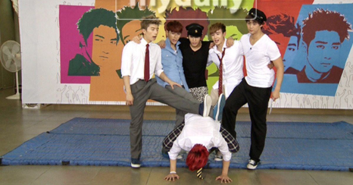 2PM 준호, 녹화 중 바지 찢어져 멤버들 '폭소'