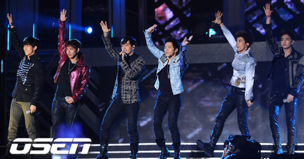 [사진]2PM,'손 머리 위로~'