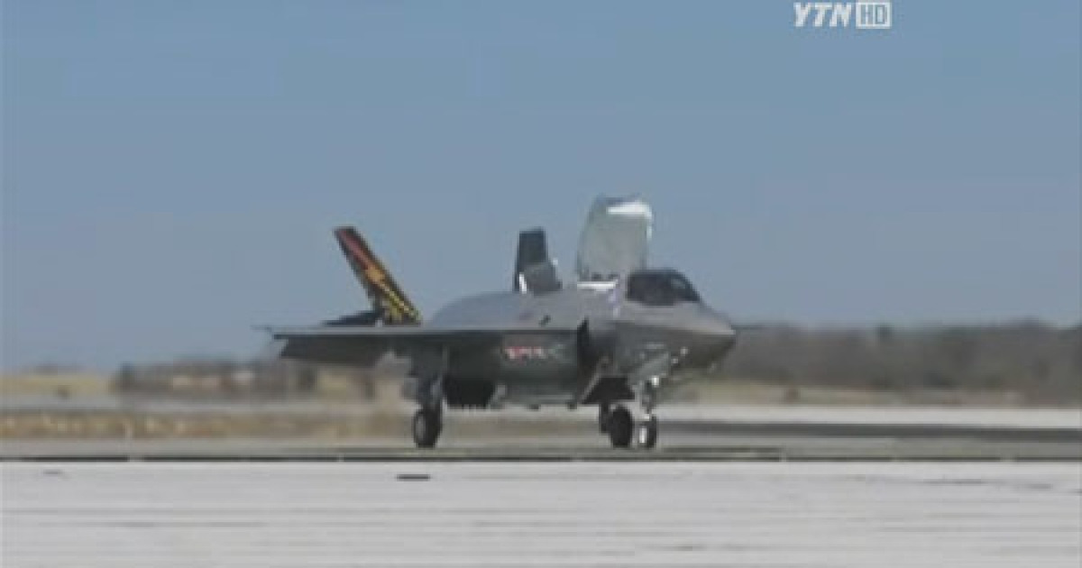 F-35B 전투기 함상 수직착륙 성공