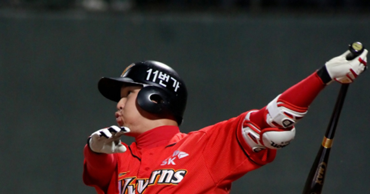 '최정 4타점' SK, KIA에 1패뒤 3연승..롯데와 PO대결