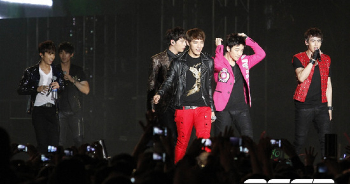 [사진]2PM, '관객들 속으로'