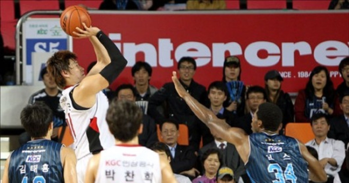 '오세근 더블-더블' KGC, KCC 꺾고 2연승 행진