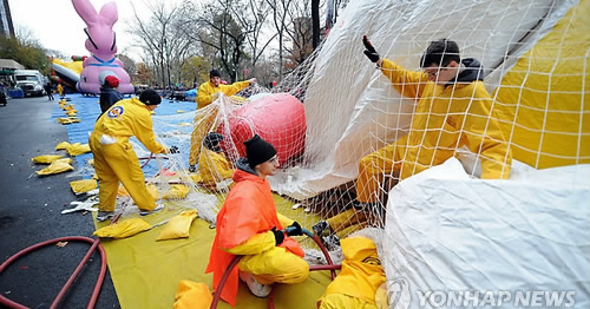 USA MACYS THANKSGIVING PARADE BALLOON BLOW UP.