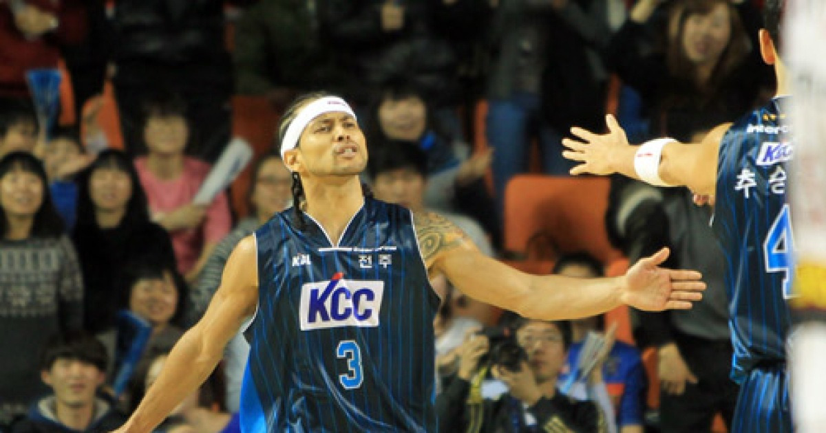 '전태풍 4쿼터에만 8점' KCC, LG 꺾고 3연승