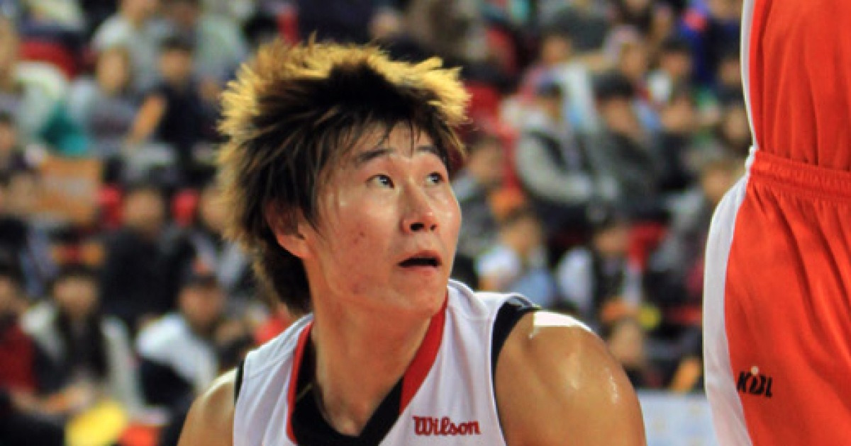 '오세근 더블더블' KGC, SK 4연승 저지