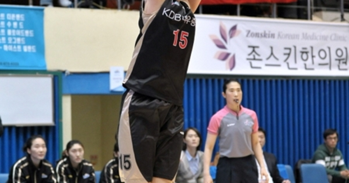 '신정자 19점' KDB생명, KB스타즈에 시즌 첫 승