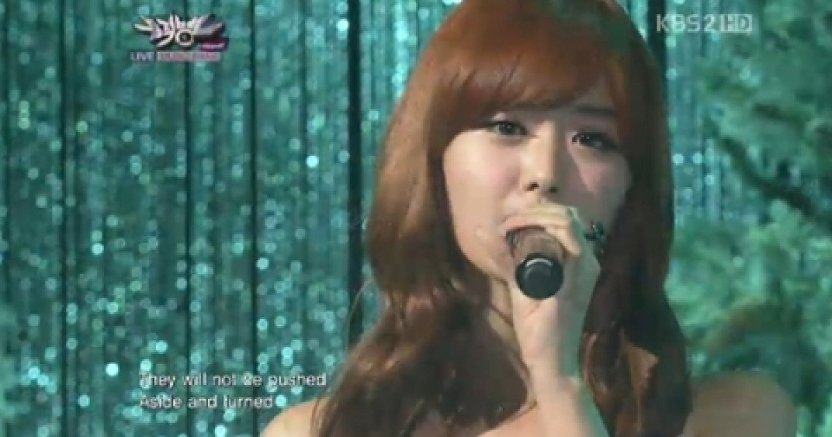 '뮤뱅' 연말결산, 송지은-효린-강민경 '리슨' 열창