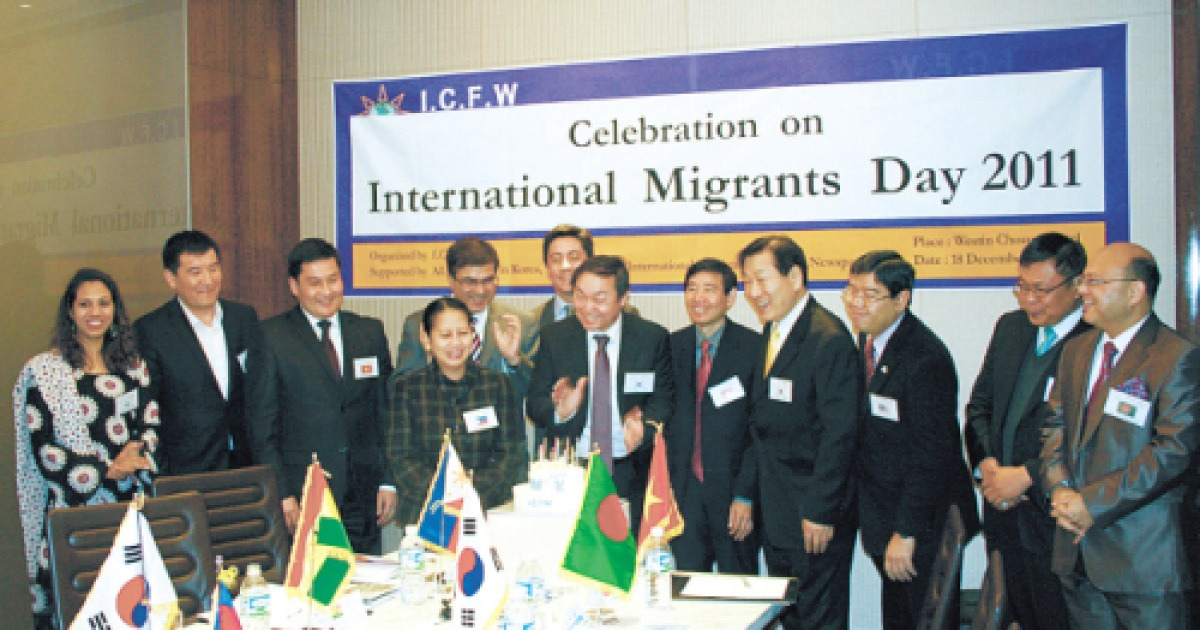 Diplomats seek parade, pact for migrants