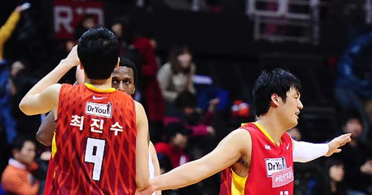 [mk포토] 김동욱-최진수, 'KGC 9연승 저지했다'