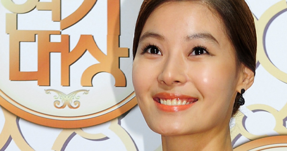 [TD포토] SBS 연기대상 윤소이, '액션으로 다져진 섹시한 쇄골'