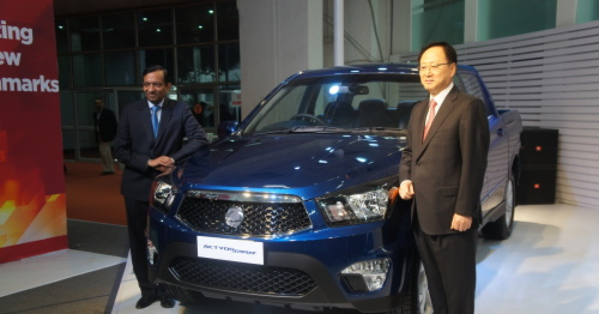 Delhi Auto Expo dazzles visitors with future vision cars