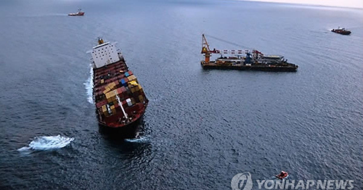NEW ZEALAND RENA CARGO SHIP RECOVERY