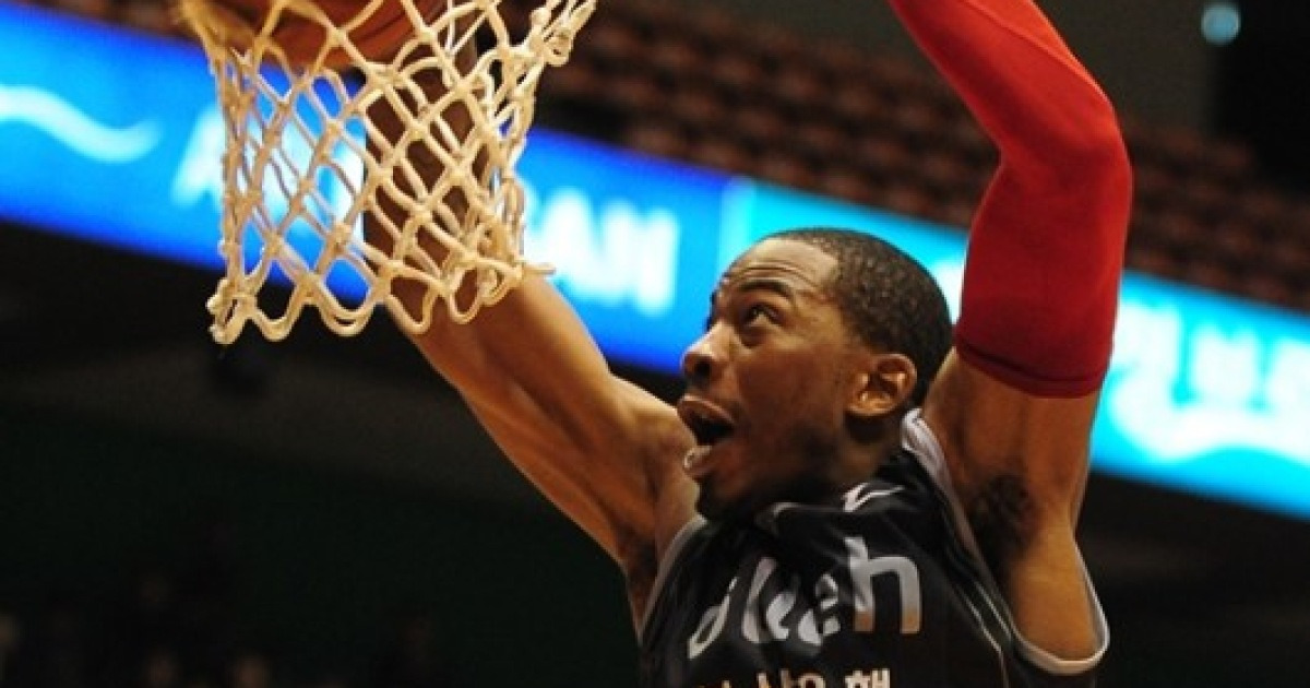 '로드 22점 9R' KT, KGC 꺾고 4연승 행진