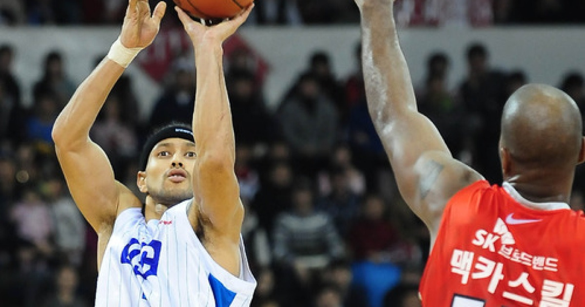 '전태풍 26점' KCC, SK 접전 끝에 꺾고 3연패 탈출