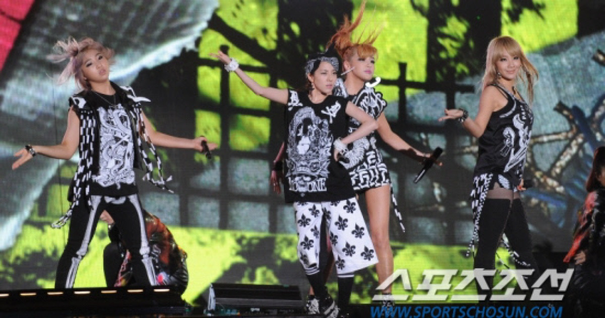 2NE1 美 앨범 발표? 윌아이엠 암시글 화제! LAFAO 프로듀서도 '깜놀'