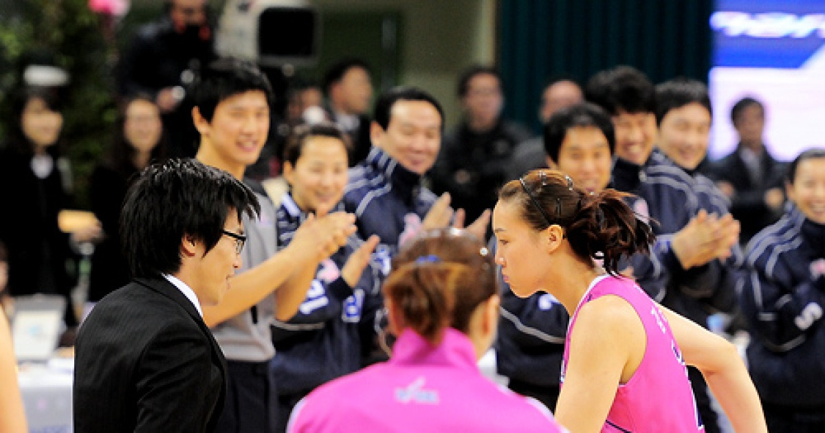 [mk포토] WKBL 올스타전 김정은 '셔플댄스도 멋지게!'