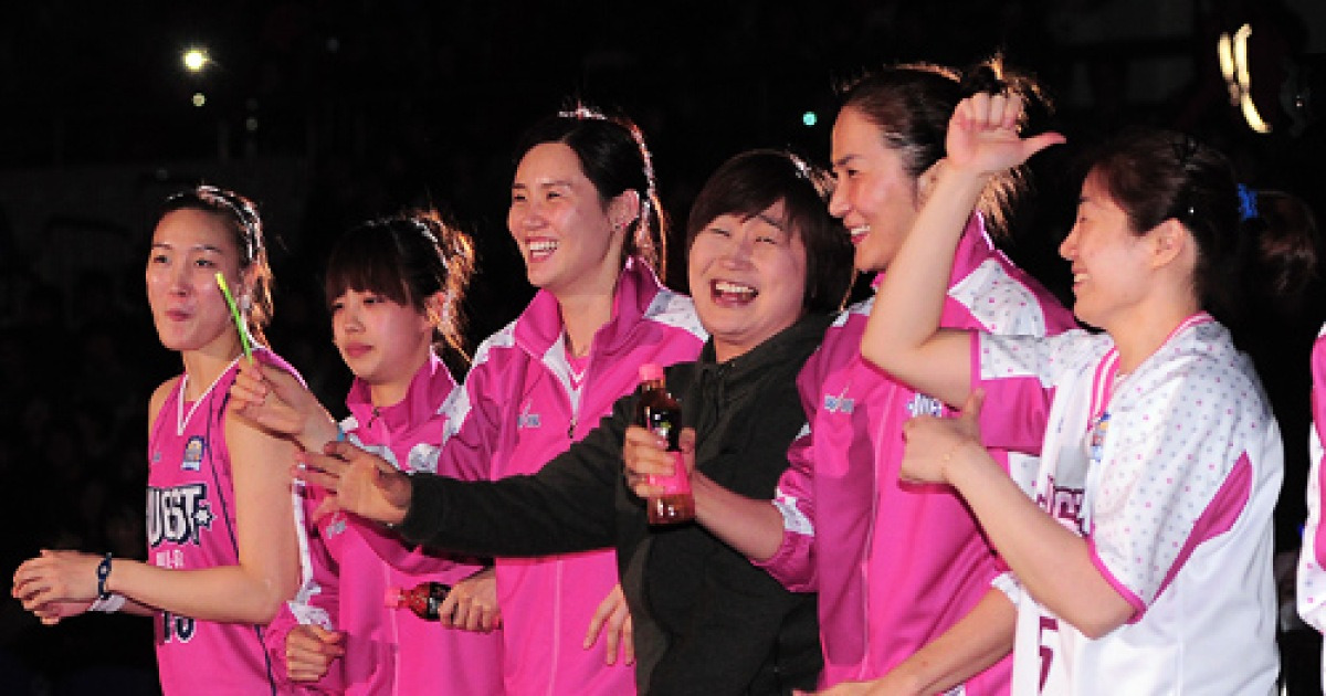 [mk포토] WKBL 미녀들 '신나는 댄스 한마당~'