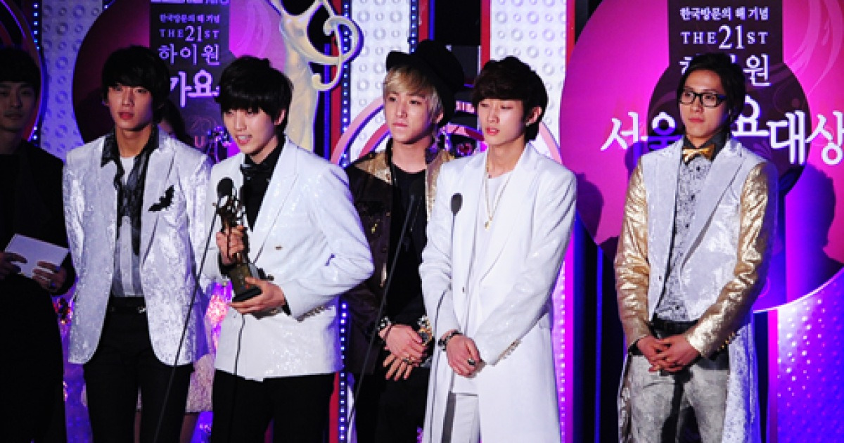 [MD포토] B1A4 '신인상 받았어요'