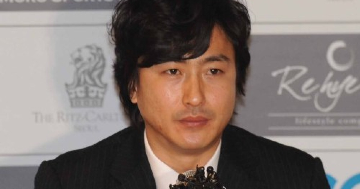 World Cup hero Ahn bids teary farewell