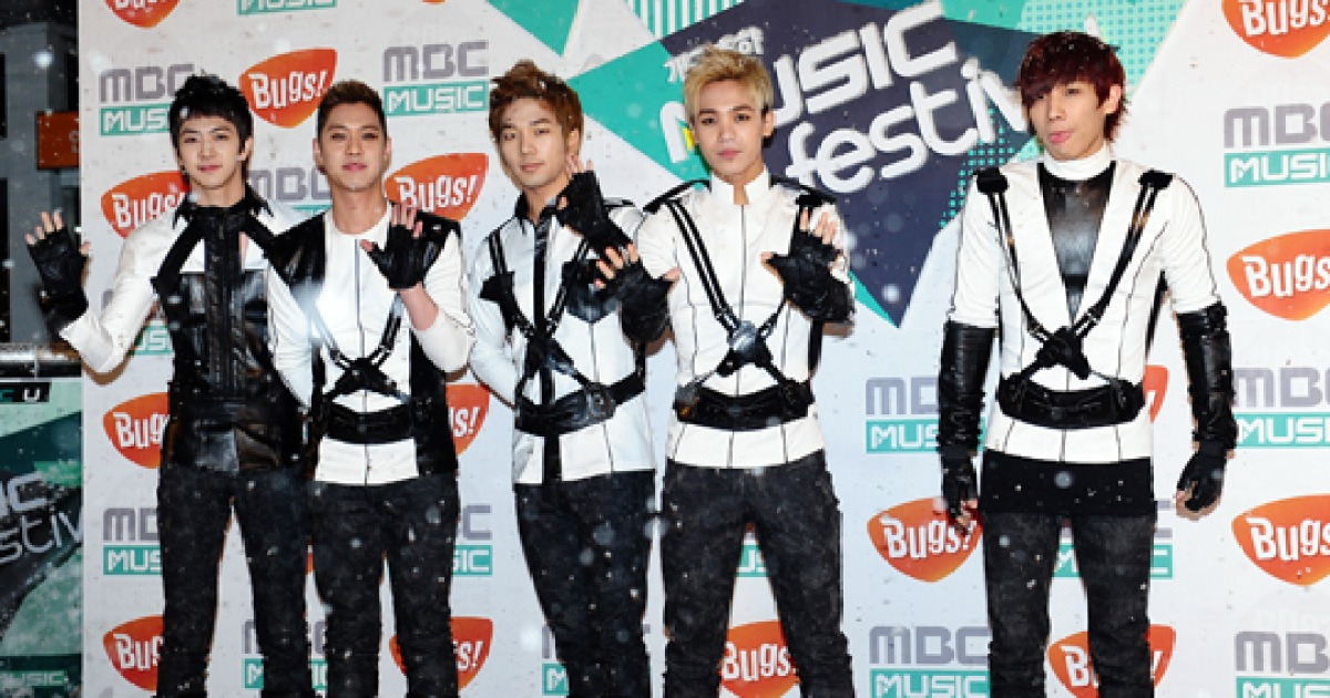 [TD포토] MBC뮤직페스티벌 엠블랙, '추워서 동상이 되어버린 이준'