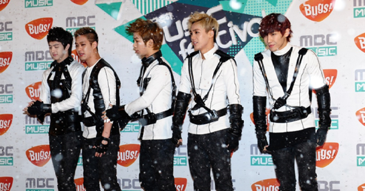 [TD포토] MBC뮤직페스티벌 엠블랙, '멤버들 사이에서 춥기만한 이준'