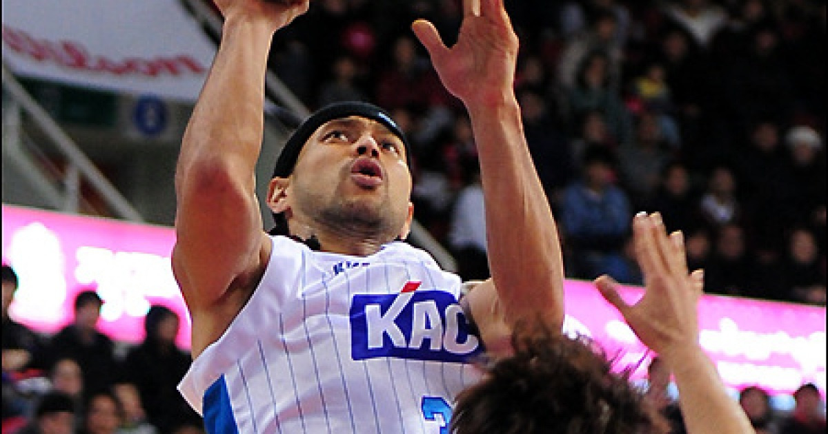 '부상투혼 전태풍' KCC, KGC 꺾고 4연패 탈출