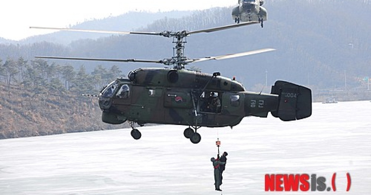 HH-32 헬기로 구조중인 비상탈출 전투조종사