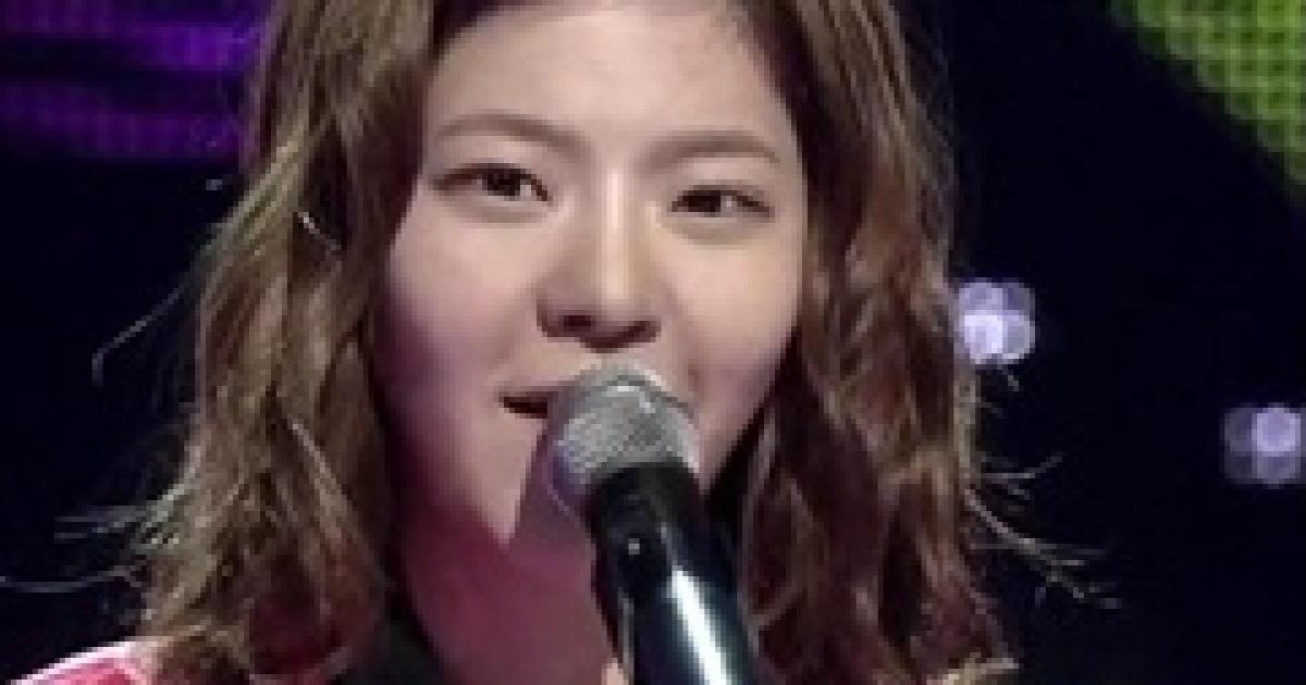 장재인, 핫 컬러 초미니 패션으로 날씬 각선미 자랑