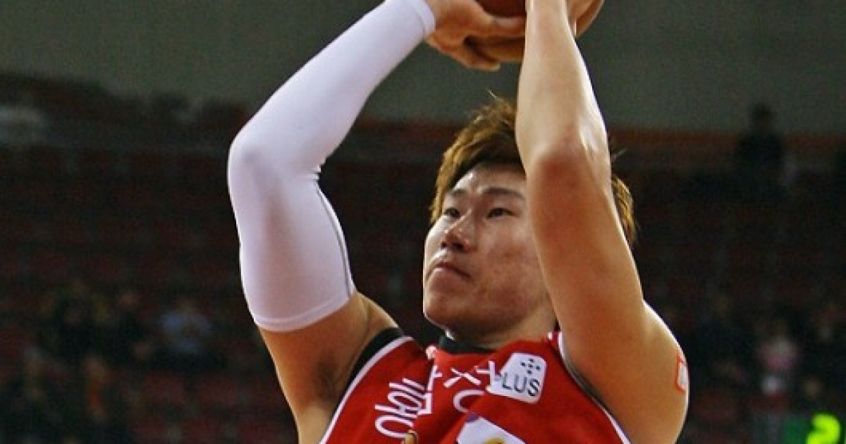 '오세근 더블-더블' KGC인삼공사, KT 꺾고 1차전 승리