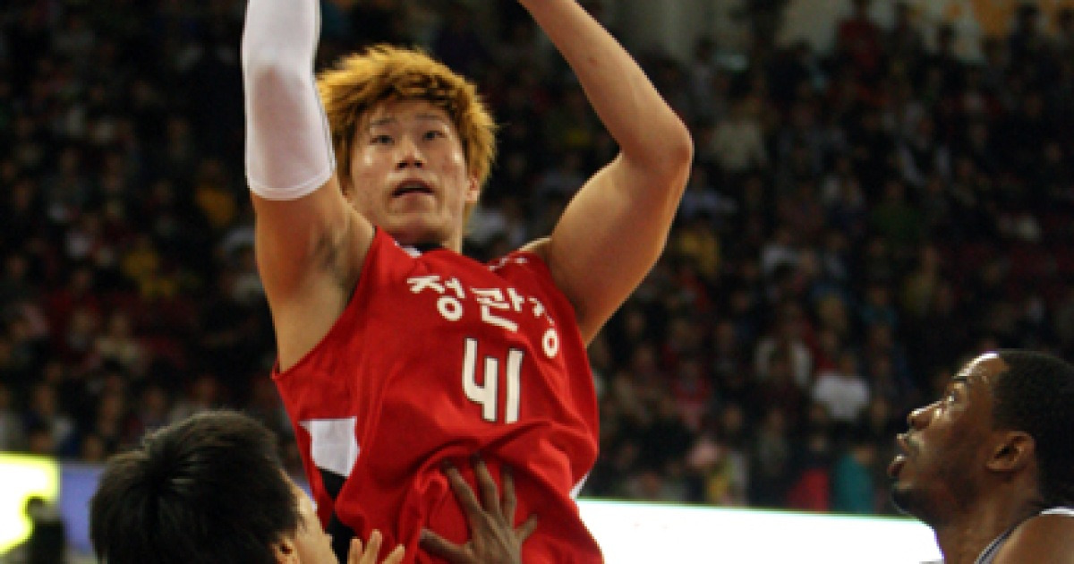 [4강 PO] '오세근 16점 11R' KGC, KT 꺾고 4년만의 PO 승