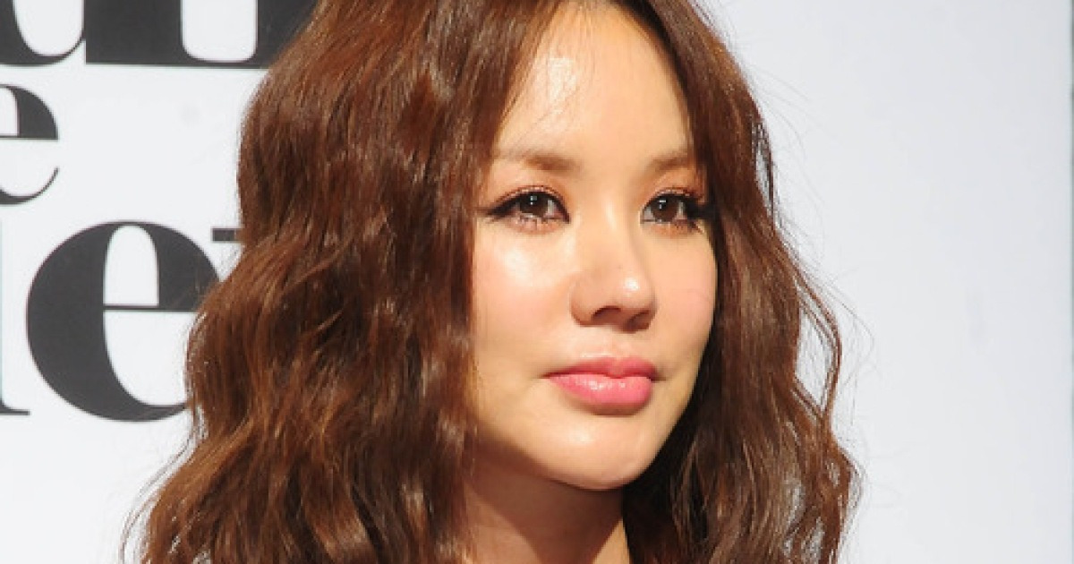 [사진]엄정화,'아찔한 가슴라인'