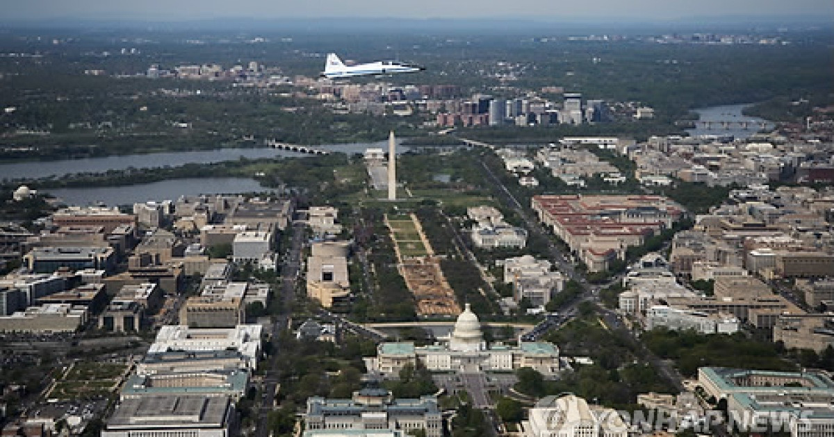 USA NASA TRAINING JET OVER WASHINGTON