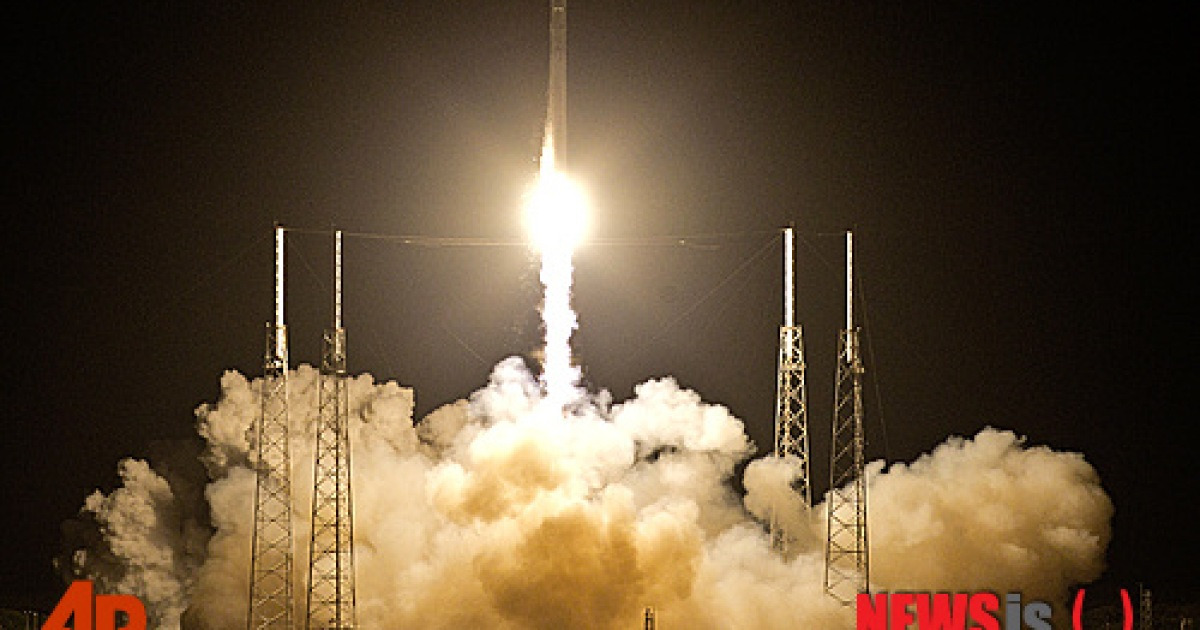 스페이스 X, ISS로 민간 로켓 발사 성공