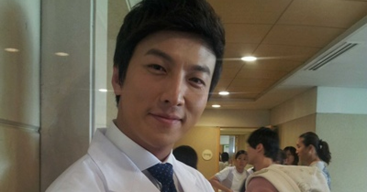 박건형, 신생아 안고 한컷..누군가 봤더니 '세븐이'