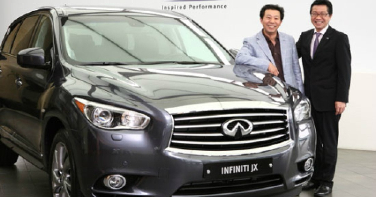 7인승 인피니티 JX, 1호차 주인공에 전달