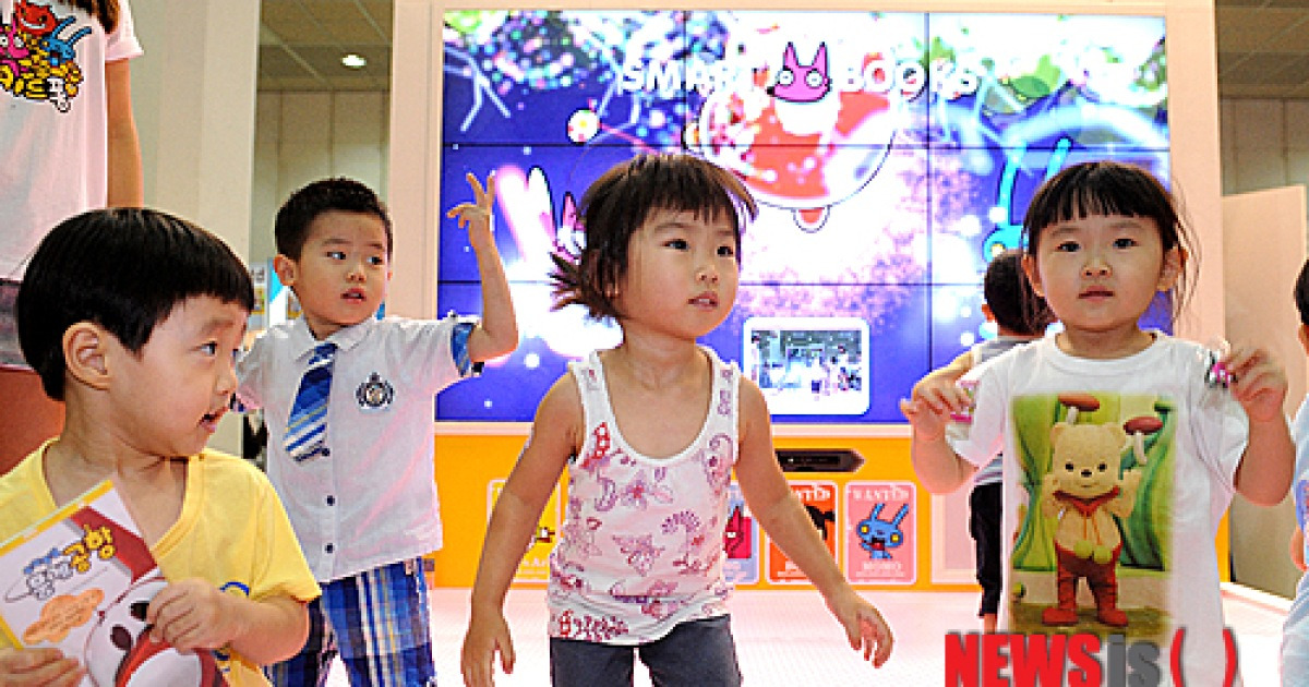 동작인식모션 게임 시연하는 어린이들