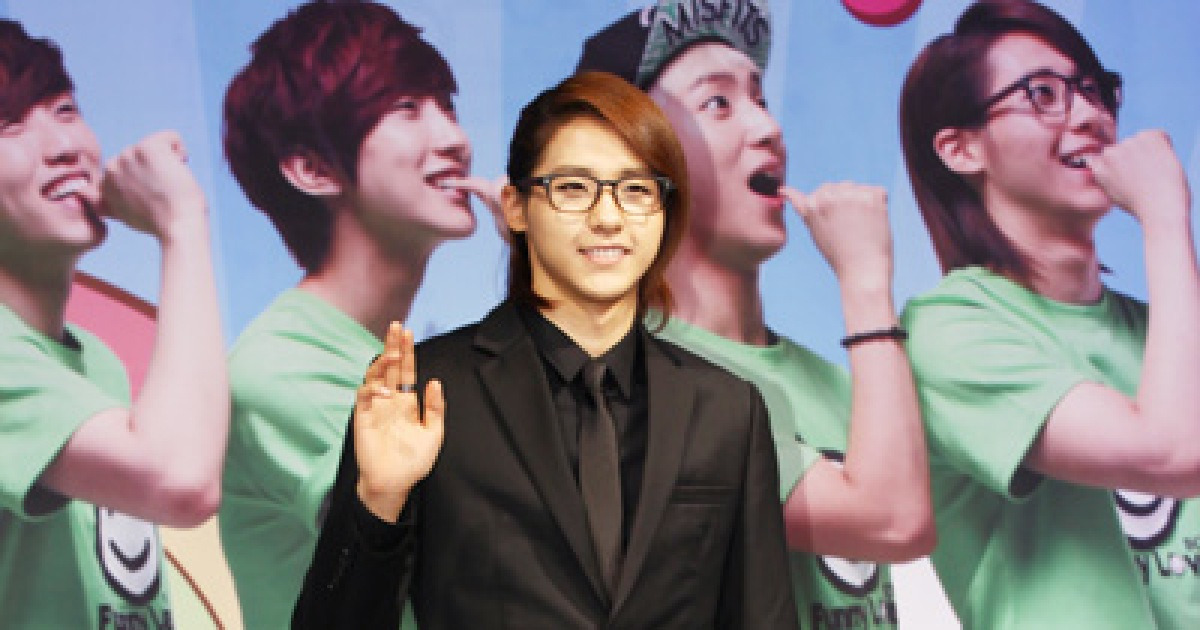 [bnt포토] B1A4 신우 '젠틀한 훈남 손인사'