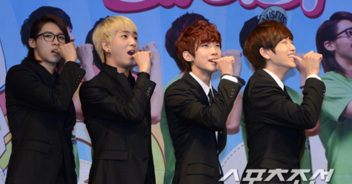 [포토] 아빠가 된 B1A4 '젖먹이 포즈에요'