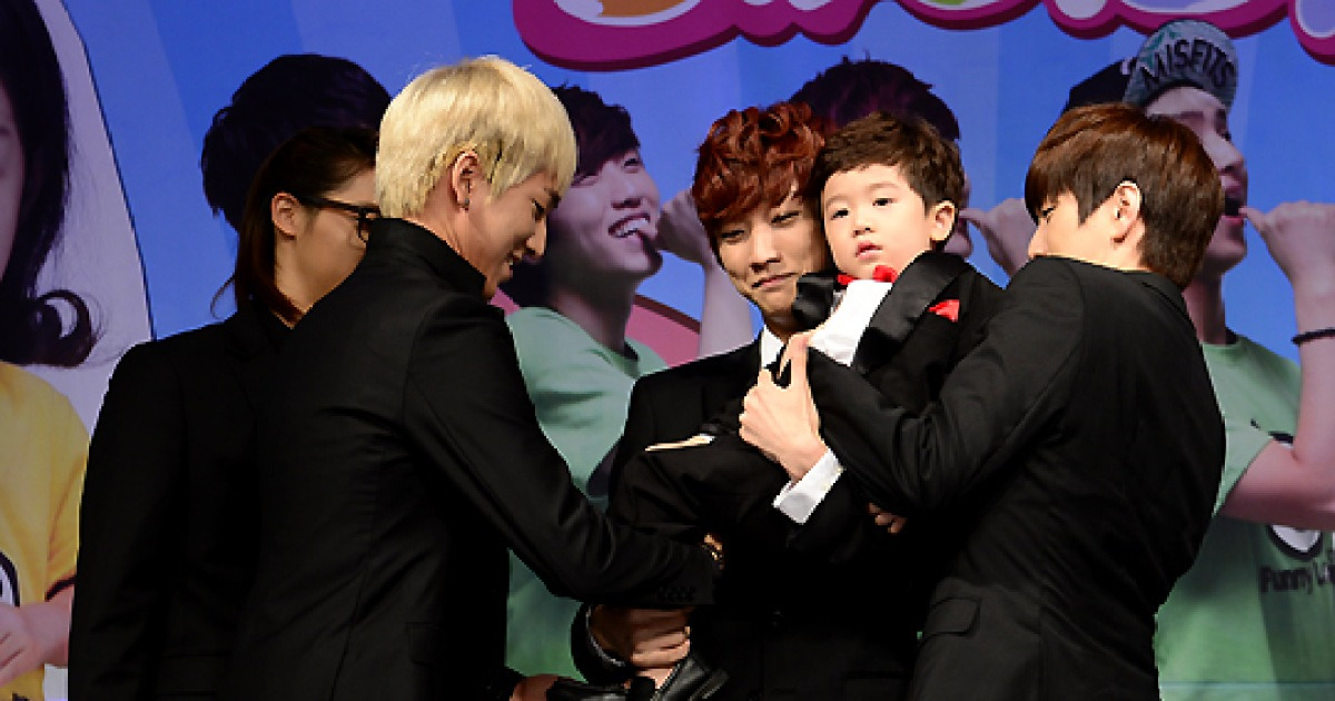 [TD포토] B1A4 '아기 안는 모습이 어색'