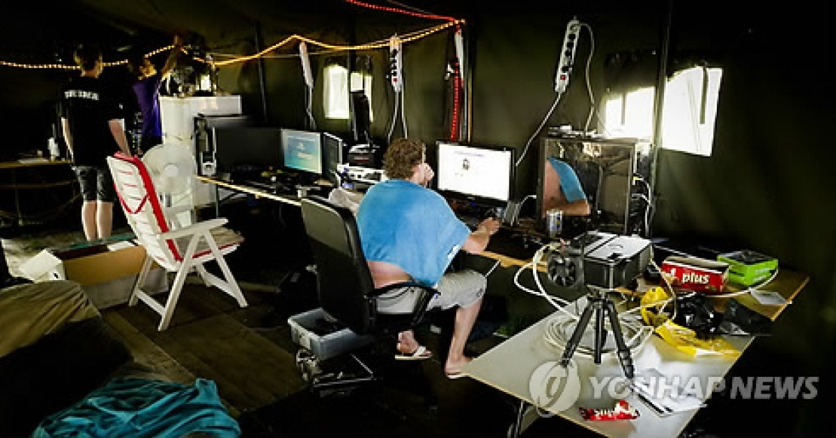 NETHERLANDS GAMING AT CAMPING GROUND