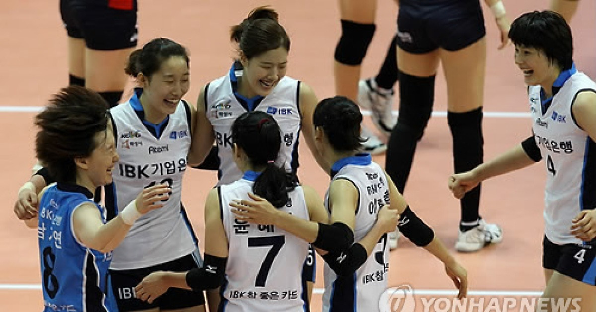 기뻐하는 IBK기업은행 선수들