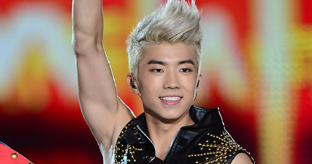 [TD포토] 2PM 우영 '매력적인 팔근육'