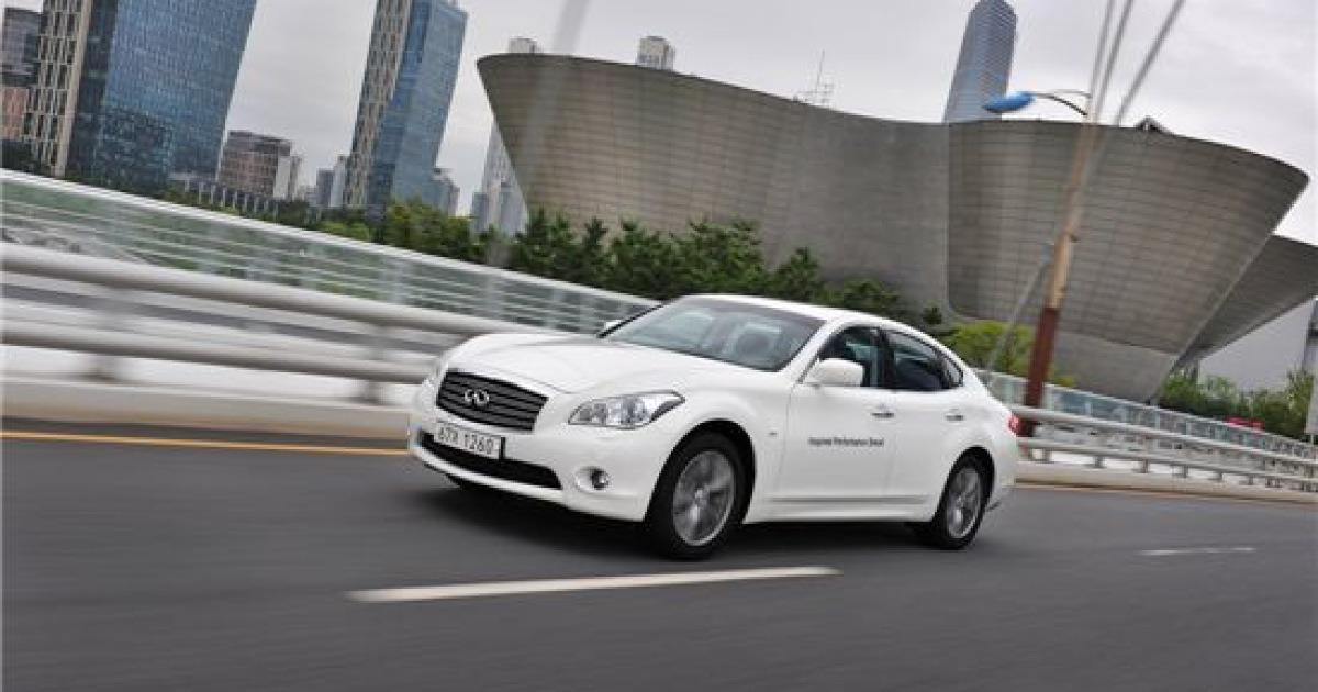 [시승기]"獨 디젤차를 잡아라".. 인피니티 신형 M30d