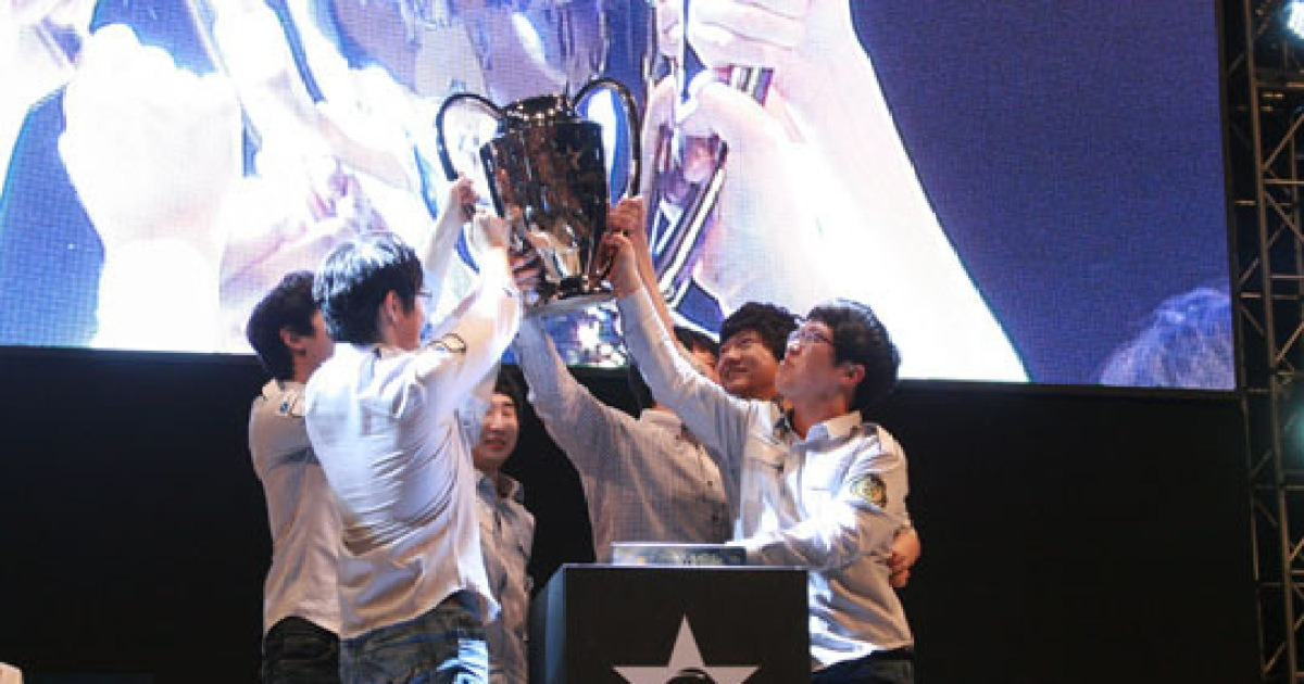 아주부 프로스트, 세계 최강 씨엘지.이유 꺾고 LOL 챔스 우승(종합)