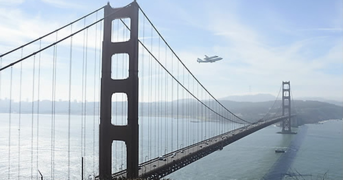 USA ENDEAVOUR FLYOVER GOLDEN GATE BRIDGE